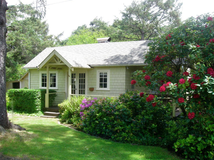 Charming 1924 Beach Cottage 1 Block From Beach - Cannon Beach, OR