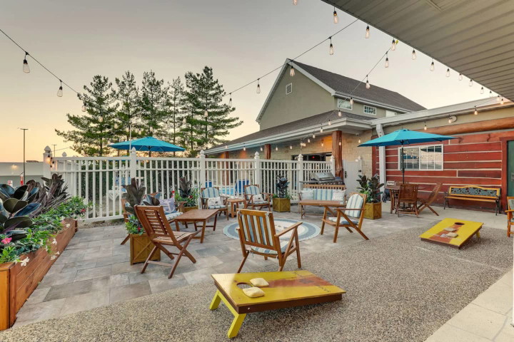 Your Gateway To Rustic Elegance! Parking | 4 Units - Quincy, IL