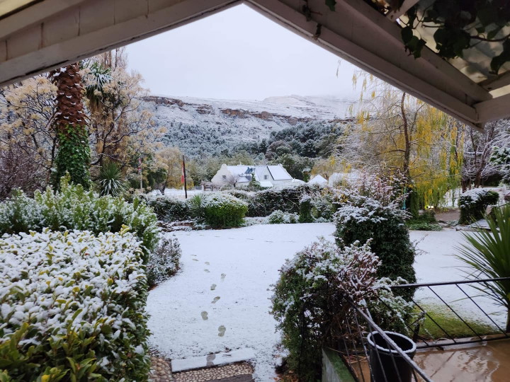 Mountain Charcoal Guest Farm - Western Cape