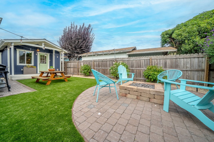 Del Monte Beach Cottage Sleeps 4 With Private Yard - Big Sur, CA
