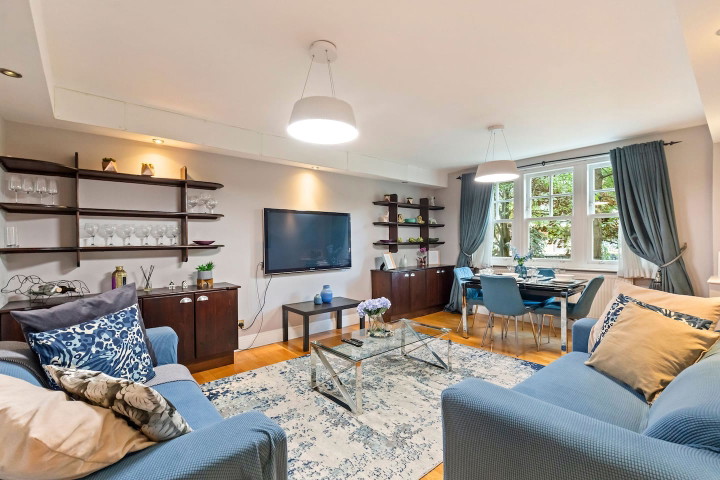 Entire Flat - 1 Minute To Station - London