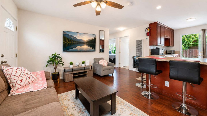 Long Beach 2br - Near Beach, Driveway Parking - Long Beach, CA