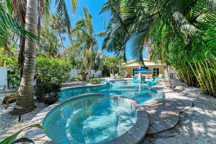 Pineapple Cottage, Tropical Oasis Pool/spa - Anna Maria, FL
