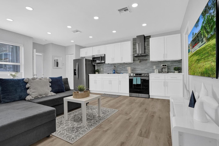 The Back Wave Luxury Home - Dania Beach, FL