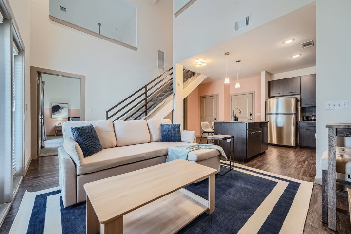 Roomy 2b Loft Getaway | Sleeps 5 | Pool, Gym, Pkg, - Leander, TX