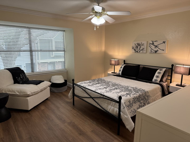 Spacious 2 Primary Suites Townhome - Stafford, TX