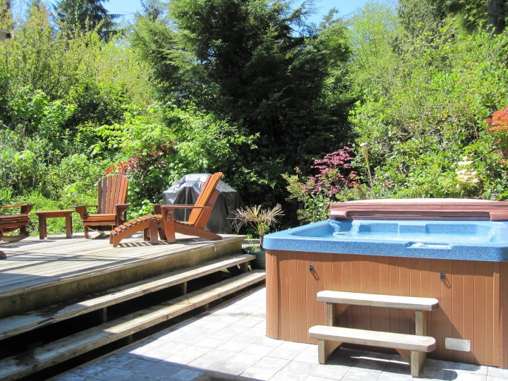 Cedar Shack Cottage With Private Hot Tub - Steps To Chesterman Beach - Tofino