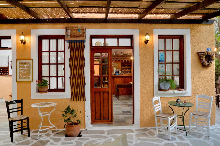 Between Ancient Temples And Sandy Beaches - Grecia