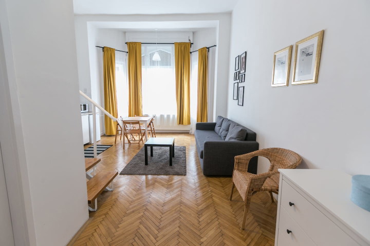 Sipthree - Fizzy Studio Right In The Centre - Budapest
