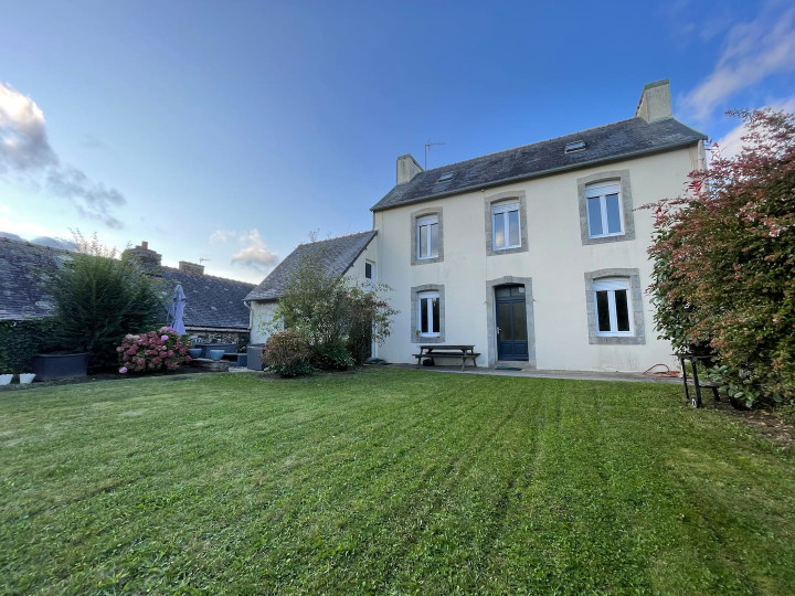 Pretty House In Its Green Setting, Stone - Cast
