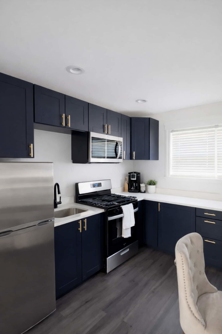 Bright & Stylish Blue 2-bedroom Getaway - Worth, IL