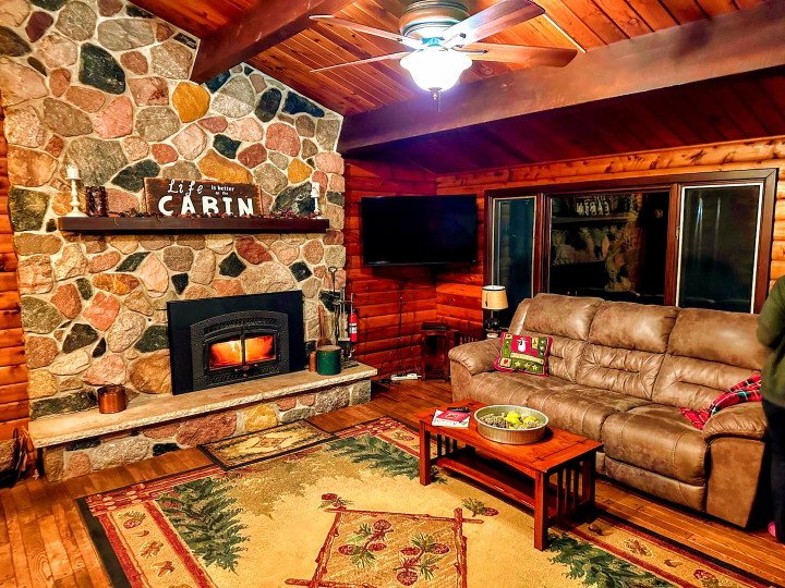 Cozy, Secluded Log Home - A Wausau Favorite (Wifi) - Wausau, WI