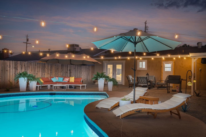 The Zen Den With Jacuzzi, Tiki Bar & Fire Pit - Bakersfield, CA
