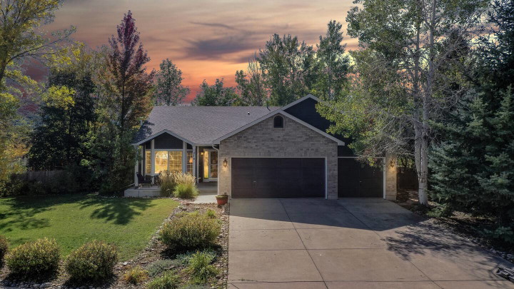 Hot Tub, Luxury King Bed & Yard Games ~ Quiet & Serene W Incredible Yard - Erie, CO