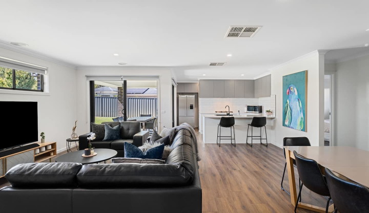 Luxe Living 3 D/b Lock Up Plus Plenty Of Parking - Albury