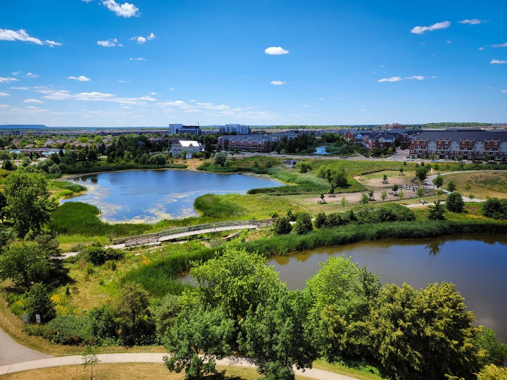 Romantic Oasis With Stunning Views & Amenities - Oakville