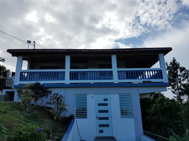 Cheerful 3-bedroom Cottage With A Lake View - Cayey