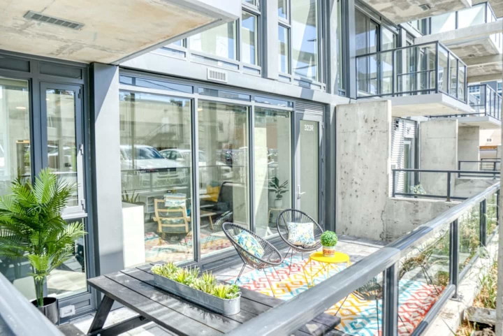 Bright & Beautiful Walk-out W/ Xl Patio, Shared Ro - Alberta