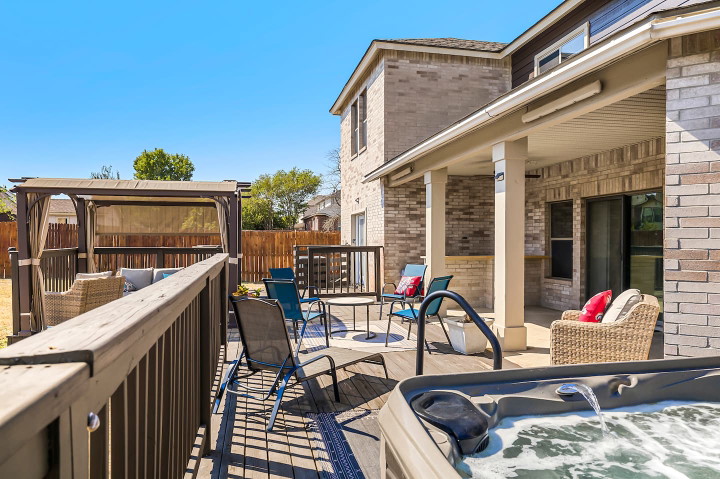 9 Bed ~ Hot Tub ~ Luxury Suite ~ Huge Patio Deck - Pflugerville, TX
