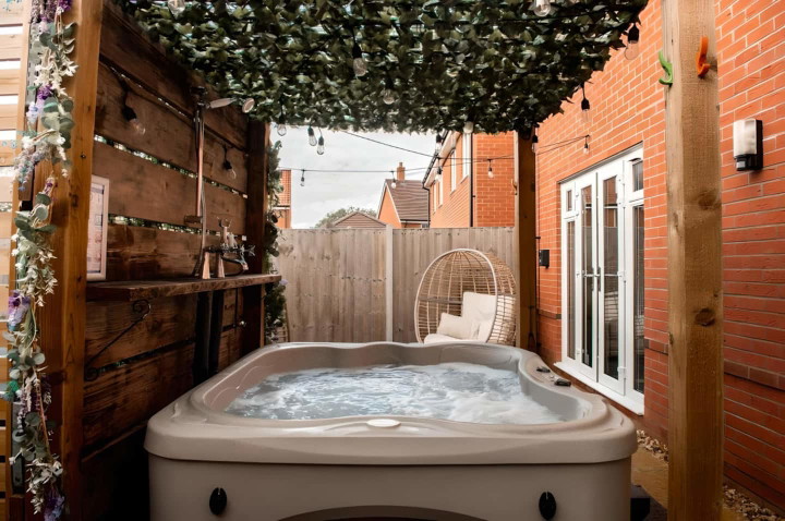 Stylish 4-bed Home With Hot Tub & Garden - Southampton, UK