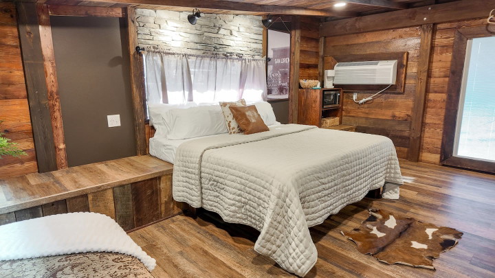 Loft 1 Unique Farm Stay Overlooking Watusi Cattle - Jacksonville, AL