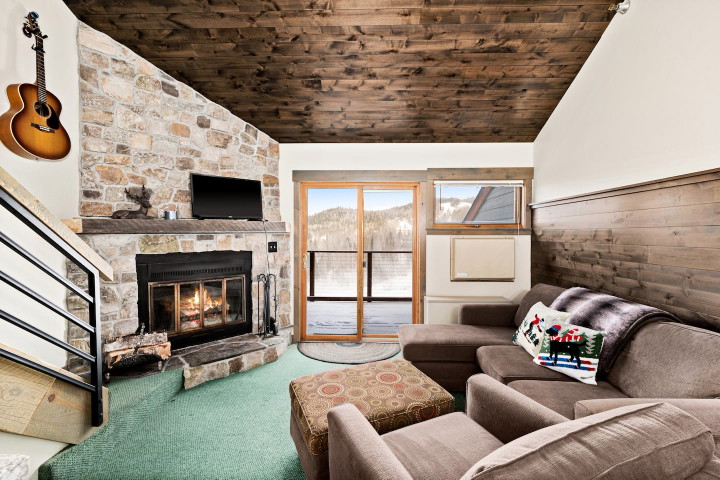 Rustic Chalet | Ski-in/out | Hot Tub, Pool, Gym - Lutsen, MN