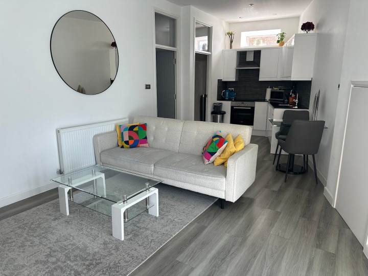 Newly Refurbished Designer 2br W/ Free Parking - Staines-upon-Thames