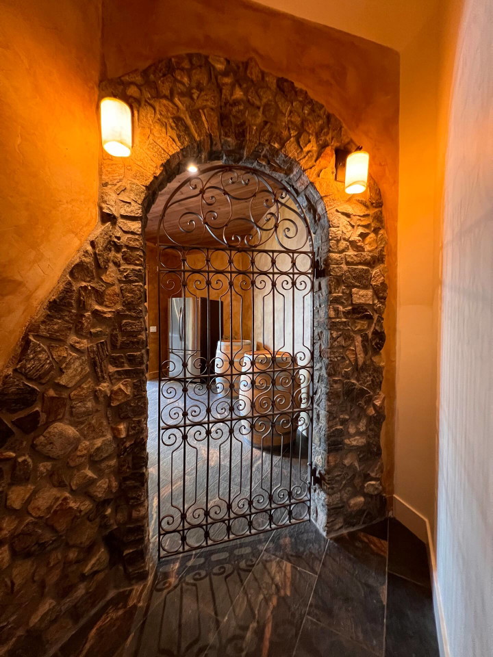 Wine Cellar Getaway With Lake Views - Peachland