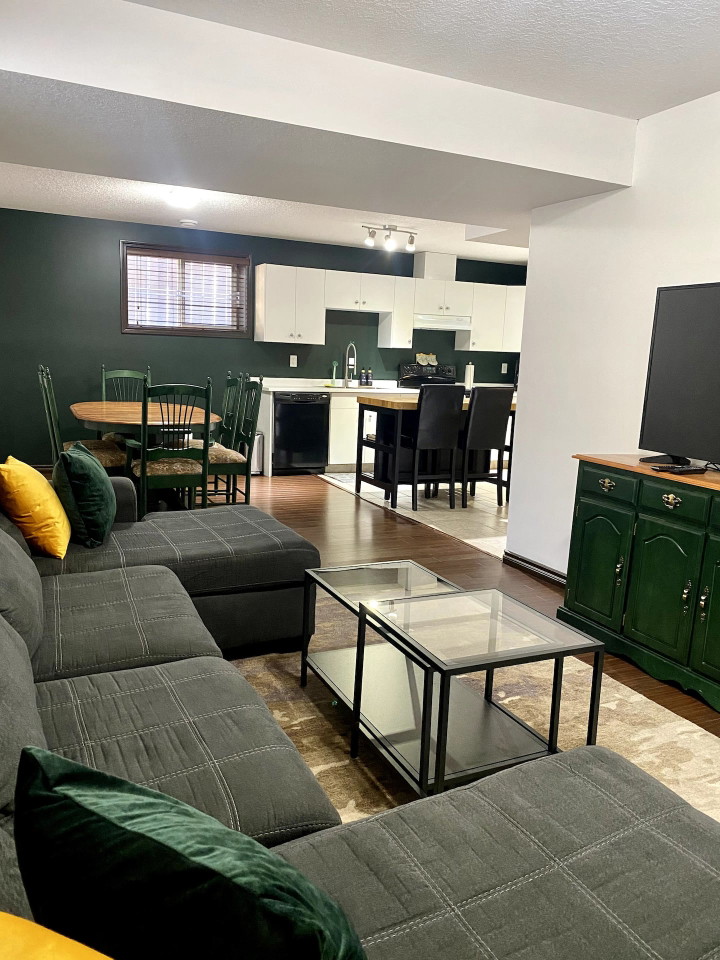 Minutes From Nait, Kingsway, Northlands, & More! - Edmonton