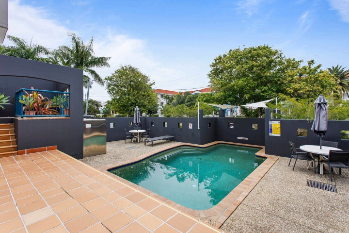 Deja Blue: Sunny Surfers Getaway On Chevron Island - Surfers Paradise
