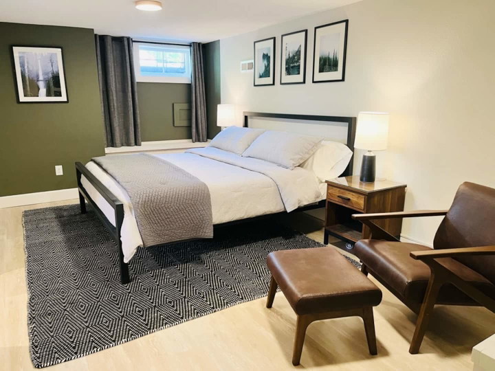 Classy Irvington Living Space - Portland, OR