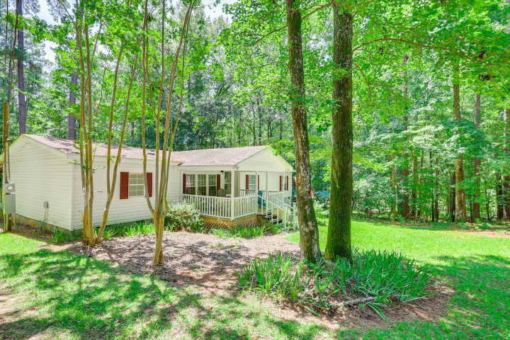 Pet-friendly Sparta Retreat: Porches & Fire Pit! - Milledgeville, GA