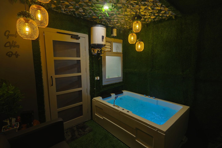 Suite2stay:jacuzziprojectorkaraokenear 32avenue - India