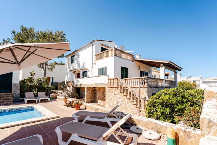 A Beachfront Villa With A Pool, 9 Beds, And 5 Bedrooms - Balearic Islands