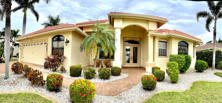 Beautiful Spanish Style Salt Water Canal Home - Cape Coral