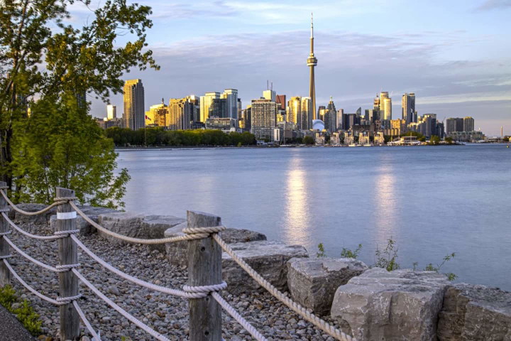 Luxury 3 Bed Steps From Cn/ Rogers/ Parking - Toronto