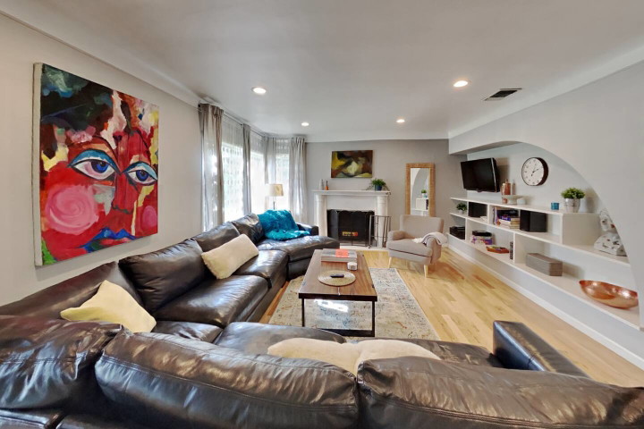 The Blue House - Art Deco Home For Movie Lovers - Sacramento, CA