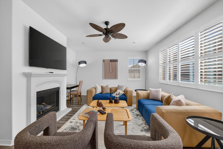Spacious Modern 5br/3ba Menifee Home - Menifee, CA