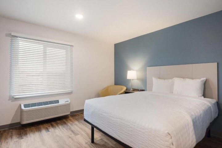Pet Friendly Queen Suite W/ Kitchen, Gym & Laundry - Newnan, GA