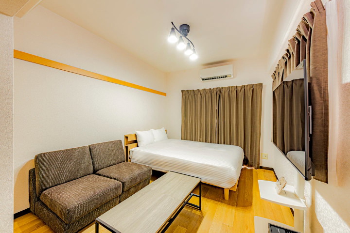5 Minutes' Walk From Tenjin Station On The Fukuoka Subway. A Room In An Apartment Building Has Been Renovated. One Double Bed And One Sofa Bed. - Fukuoka
