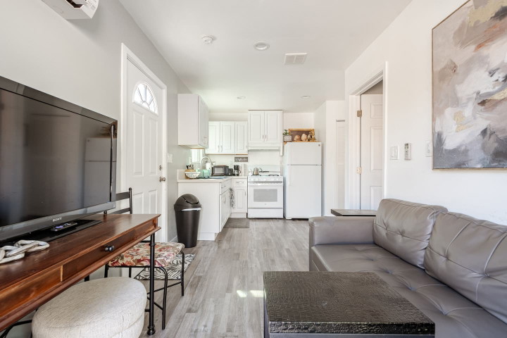 Cozy Bungalow Near Rose Bowl - Pasadena, CA