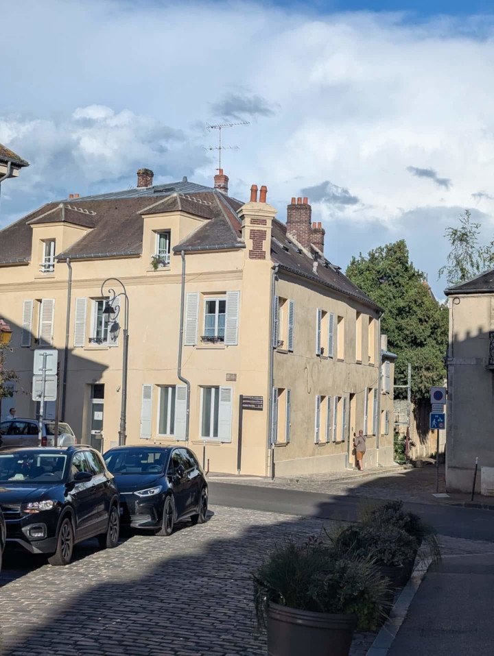 Joli Studio Avec Mezzanine En Plein Centre-ville ! - Senlis