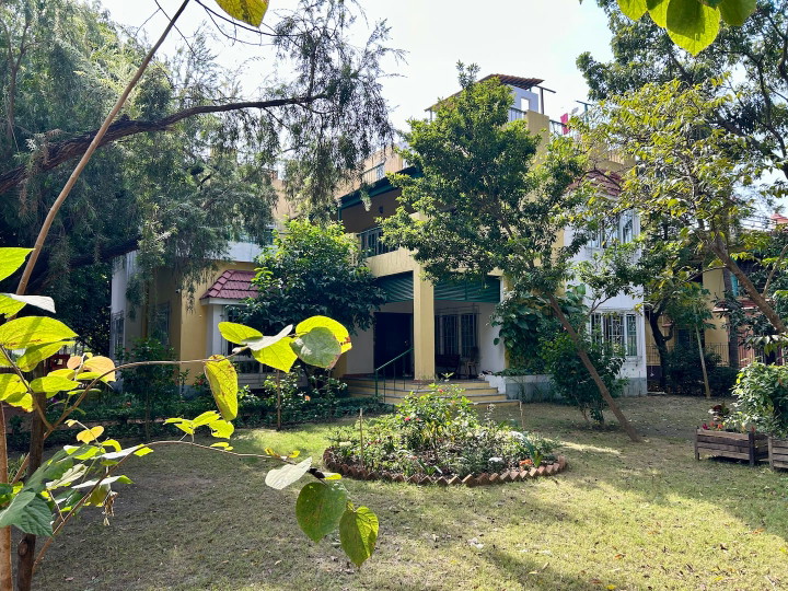 Bungalow Moderne Entouré D'arbres - Santiniketan