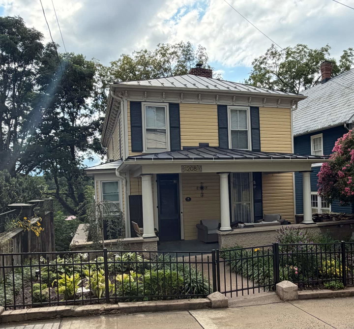 Little Yellow Hideaway (Apt In Historic Home) - Staunton, VA