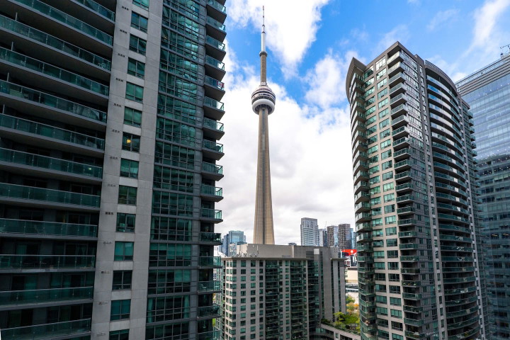 Modern Condo W/ Skyline Views & Private Balcony - Toronto