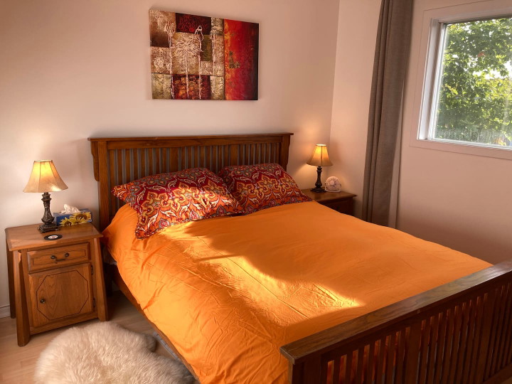 Quiet, Comfortable, And In A Good Location - Sherbrooke