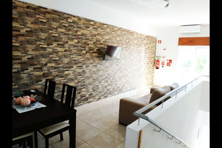 Light-flooded + Renovated Floor With Small Balcony - Faro
