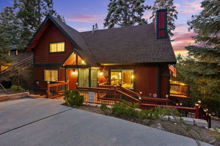 Luxe Cabin Escape: Pool Table, Views & Cozy Nights - Lake Arrowhead, CA