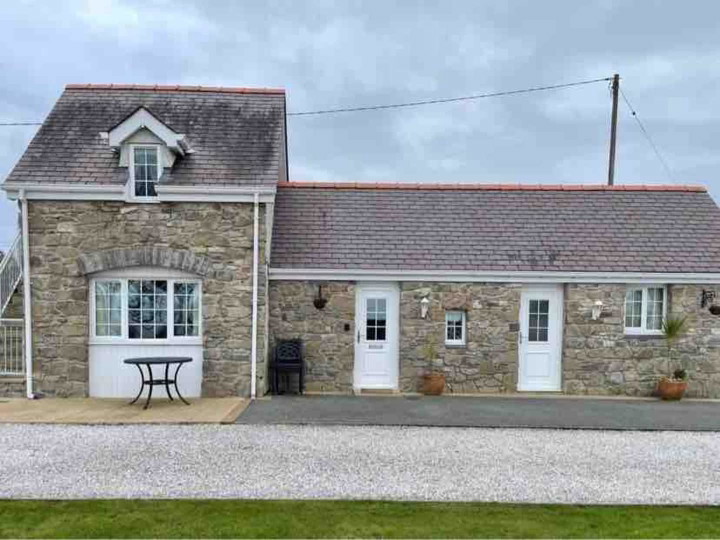 Bryn Awelon Bach Traditional Stone Cottage - Moelfre