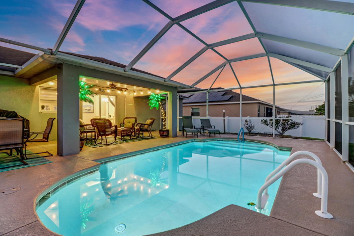 Tropical Home, Relaxing Pool, 3 King Beds, Quiet - Matlacha, FL